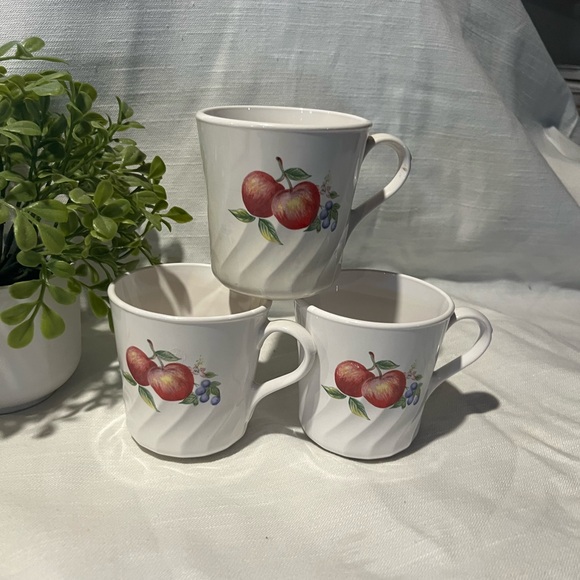 corningwea | Dining | White Ceramic Mugs With Apple Design | Poshmark